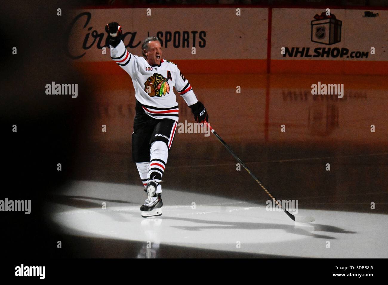 Former Chicago Blackhawks player Jeremy Roenick waves to fans before an ...