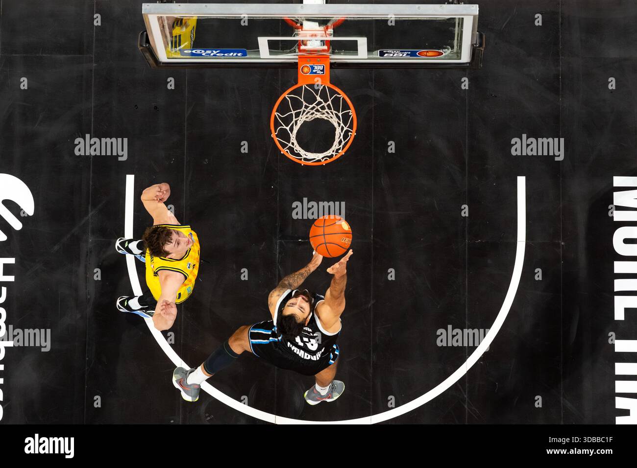 Martin Breunig (Veolia Towers Hamburg, #13) during the layup, Overhead ...