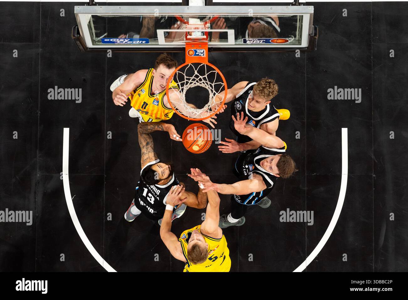 Fight for the ball, Moses Wood (ALBA Berlin, #11), Zsombor Maronka ...