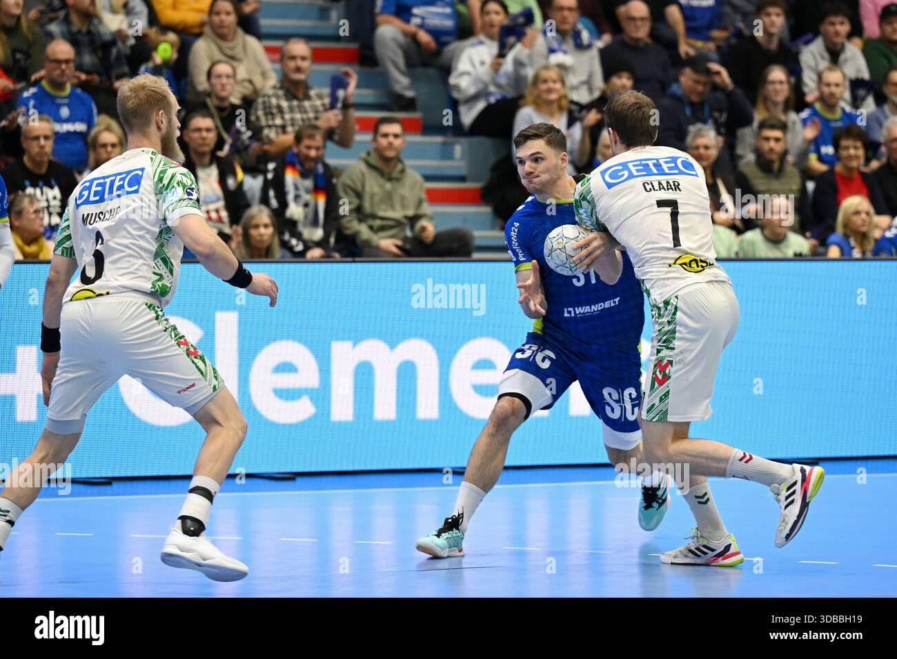 Kay Smits (VfL Gummersbach 31) against Felix Claar (SC Magdeburg 7) and ...