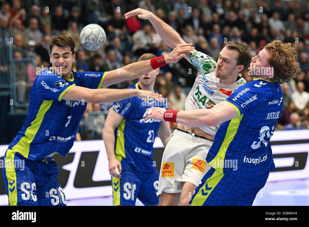 Felix Claar (SC Magdeburg 7) against Julian Koester (VfL Gummersbach 7 ...