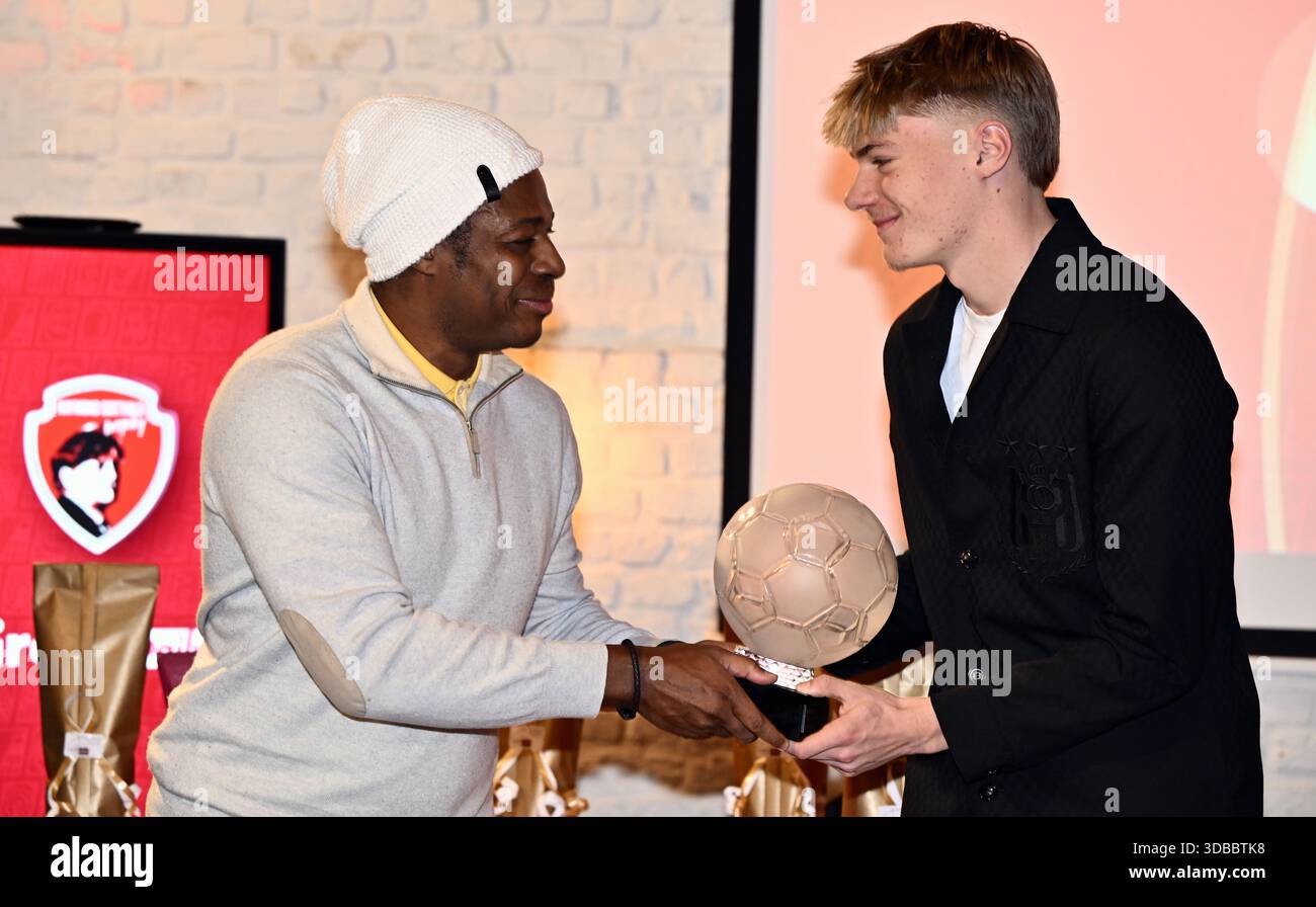 Former player Emile Mpenza and Anderlecht's Nathan De Cat pictured ...