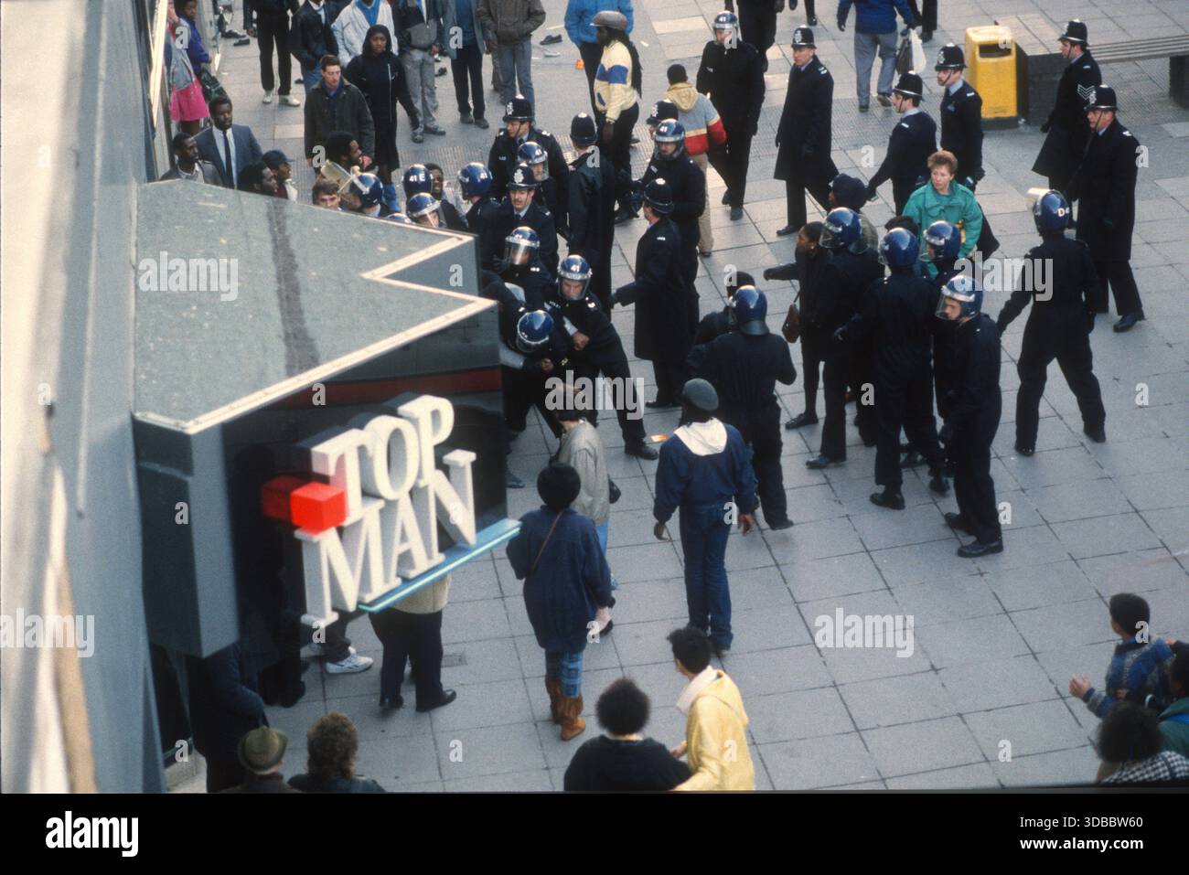 Riot Police on the streets following the death of Clinton McCurbin ...