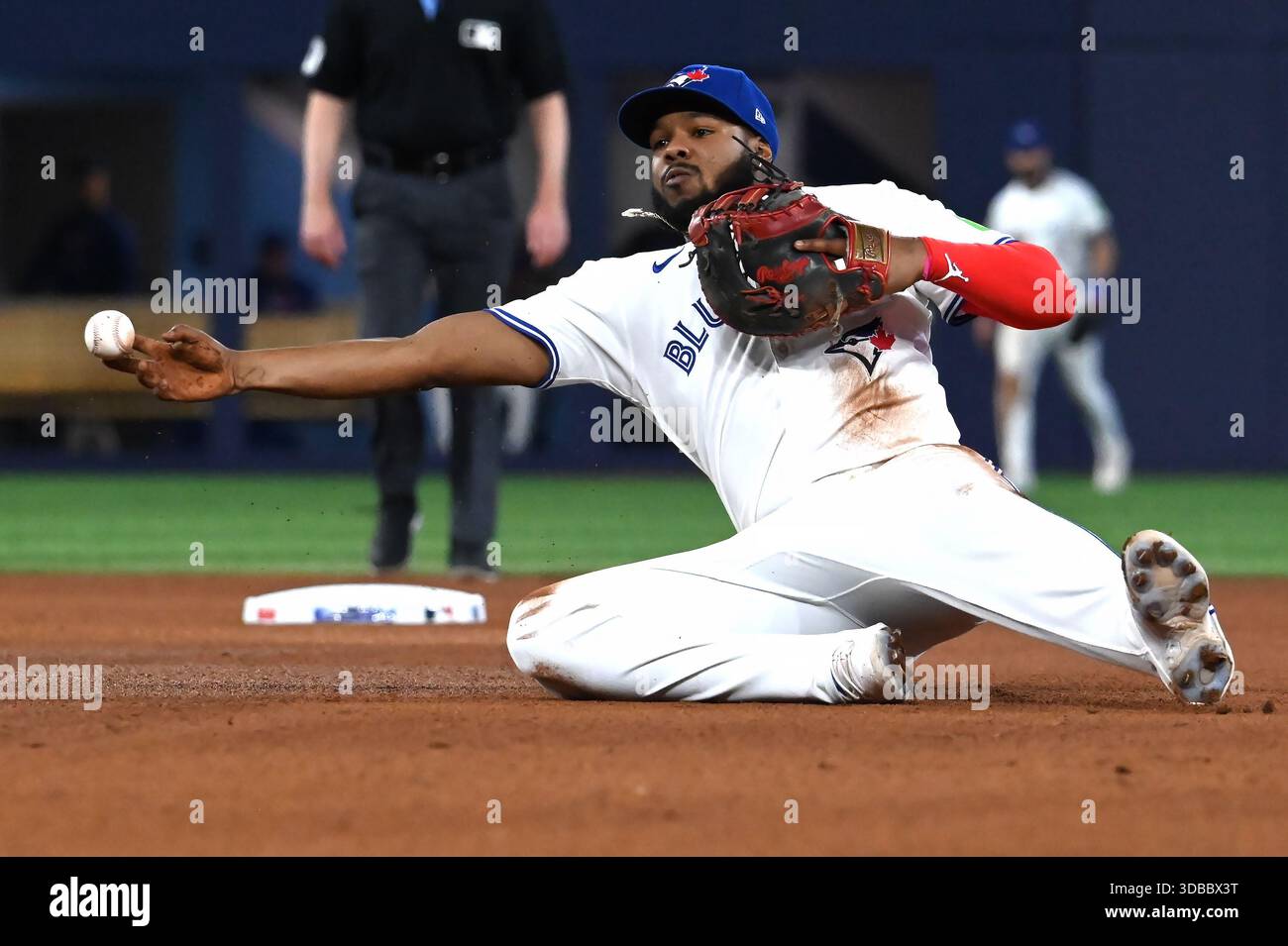 Toronto Blue Jays first baseman Vladimir Guerrero Jr (27) throws to ...