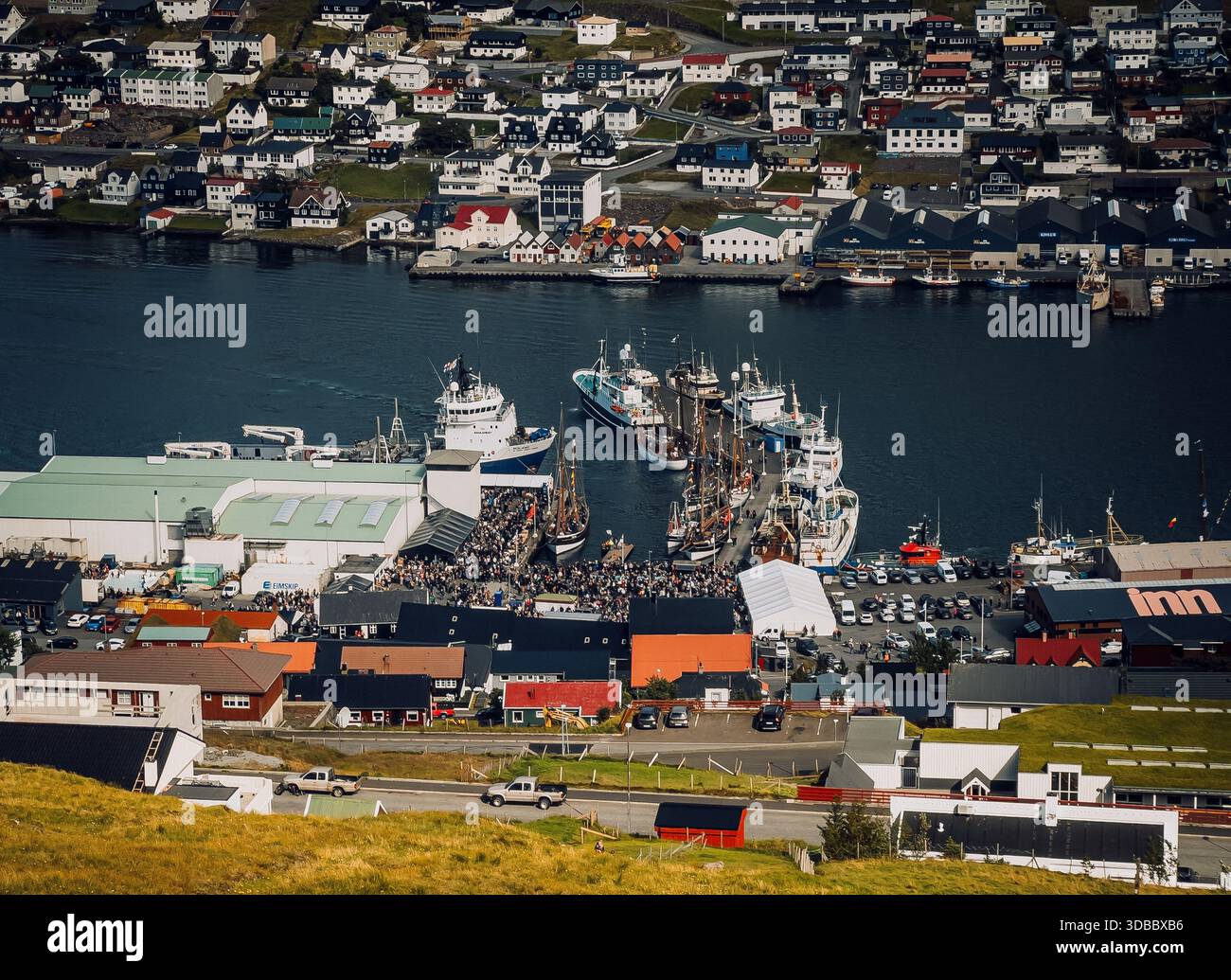Historical crowd scene hi-res stock photography and images - Alamy