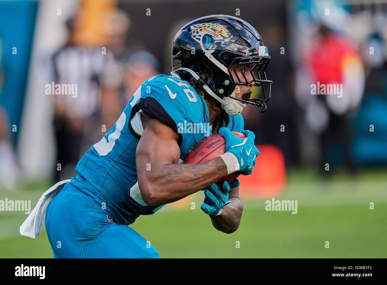 Jacksonville Jaguars running back Lequint Allen Jr. returns a kickoff ...