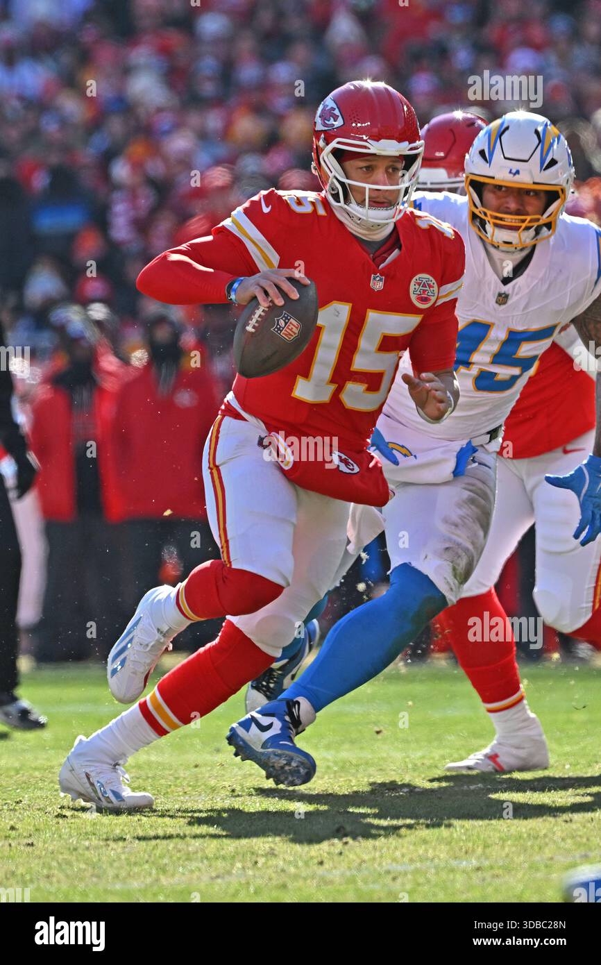 Kansas City Chiefs quarterback Patrick Mahomes (15) runs for a ...