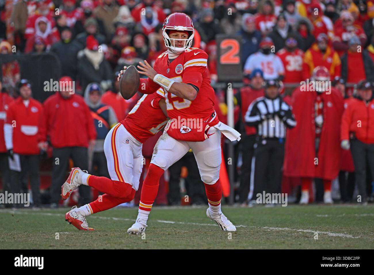 Kansas City Chiefs quarterback Patrick Mahomes (15) throws a pass ...
