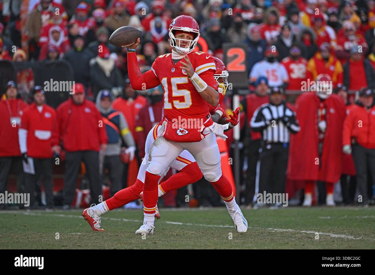 Kansas City Chiefs quarterback Patrick Mahomes (15) throws a pass ...