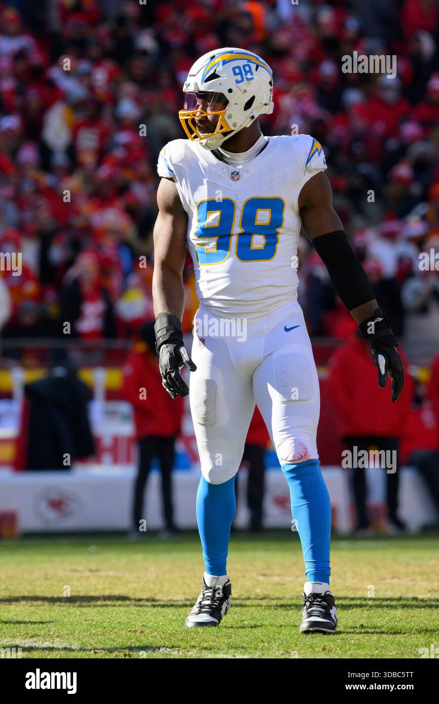 Los Angeles Chargers linebacker Odafe Oweh prepares to rush against the ...