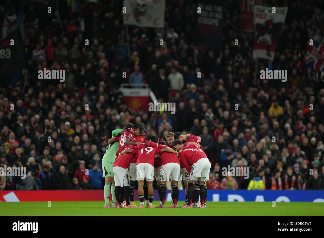 Manchester United players huddle before a Premier League soccer match ...