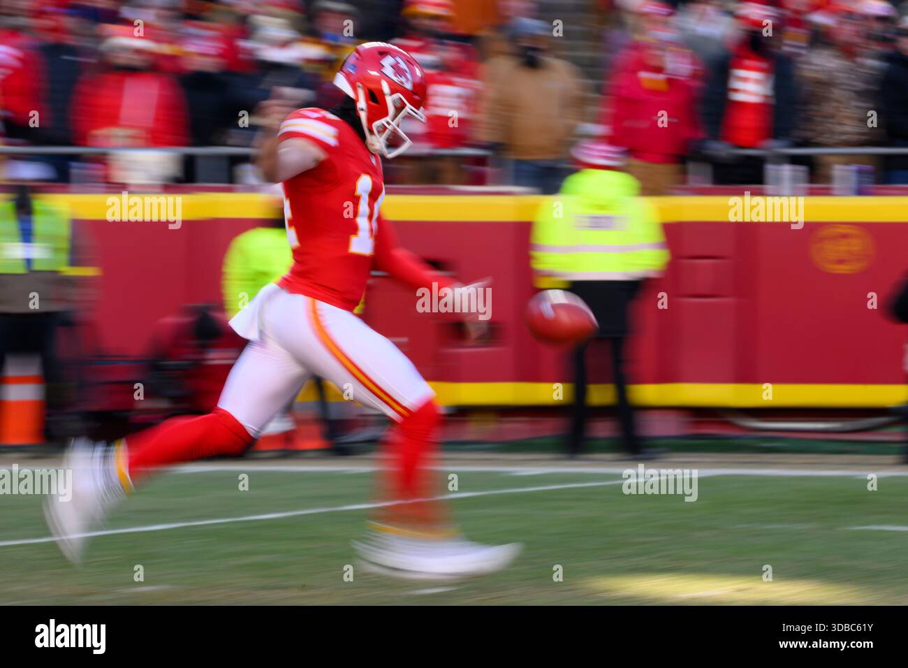 In this photo taken with a slow shutter speed, Kansas City Chiefs ...