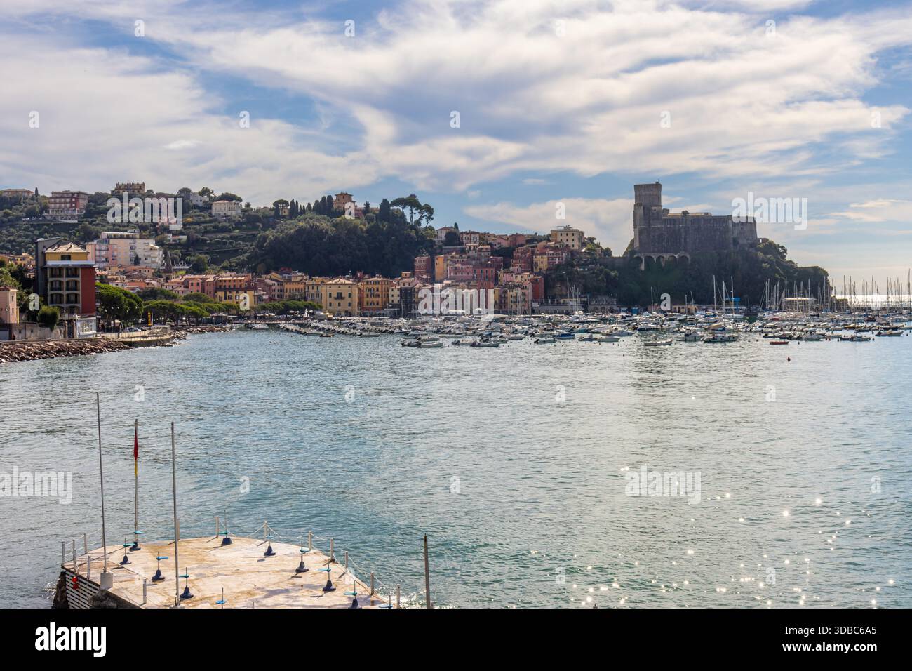 Lerici desde la playa, en la costa de Liguria, Italia. El mar en primer ...