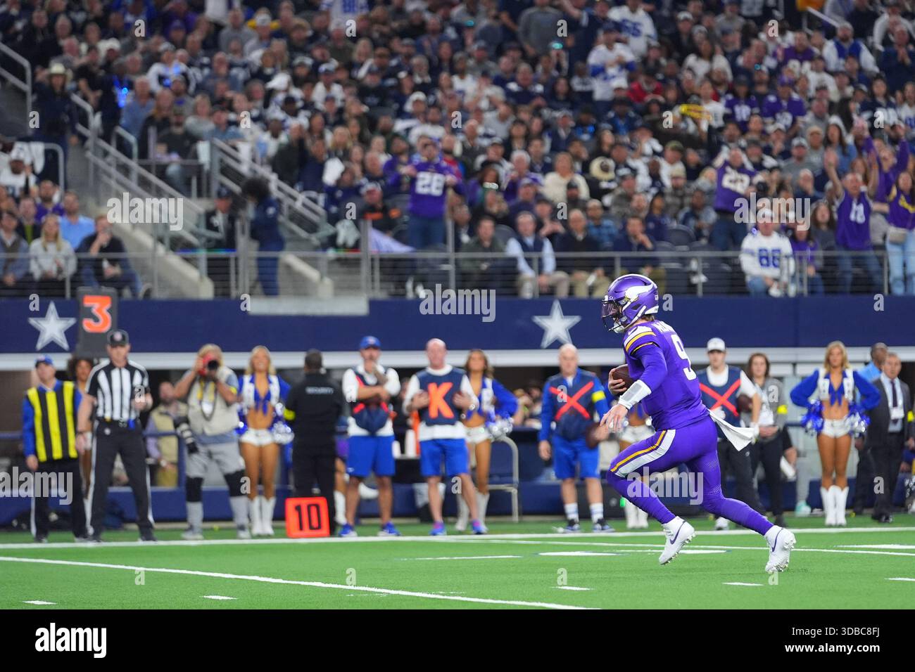 Minnesota Vikings quarterback J.J. McCarthy (9) scrambles during an NFL ...