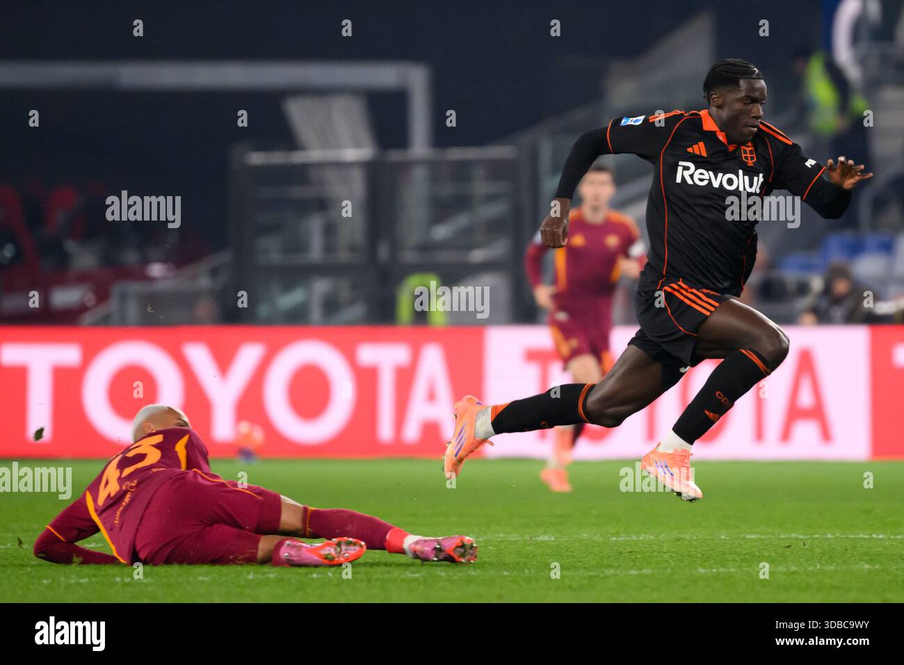 Wesley Vinicius Franca Lima of AS Roma and Assane Diao of Como 1907 ...