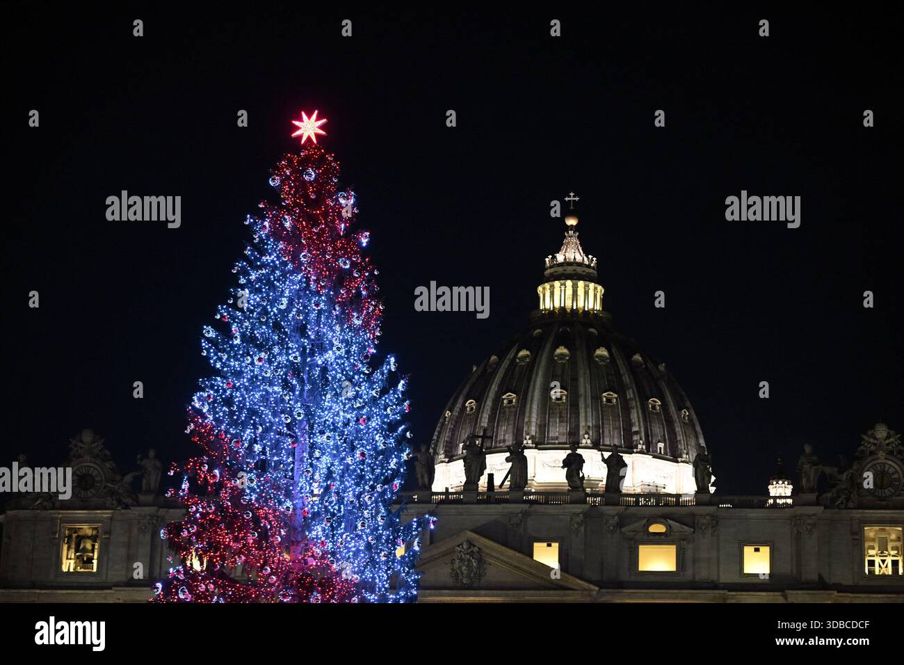 **NO LIBRI** Italy, Rome, Vatican, 2025/12/15. Christmas illuminations ...