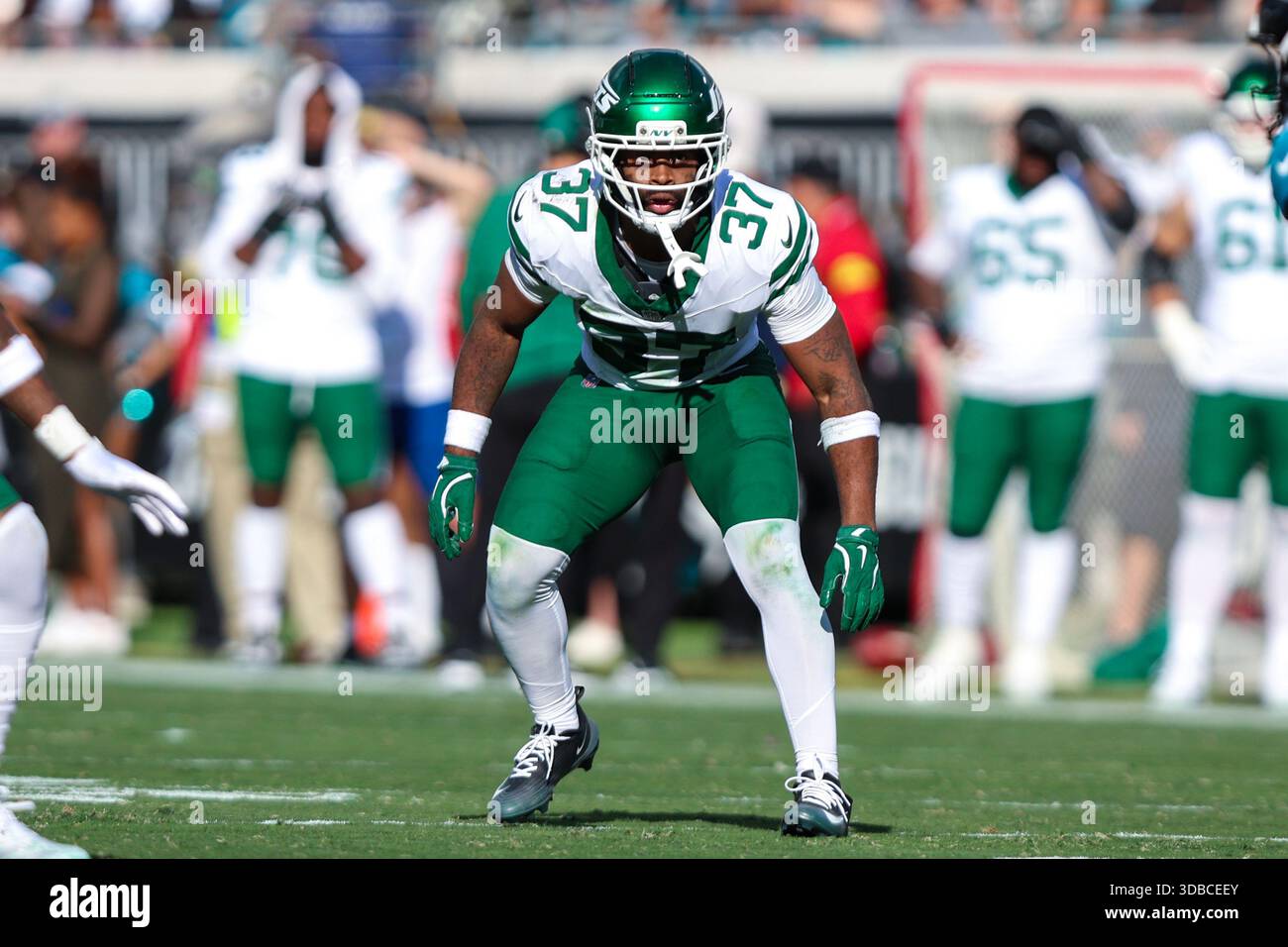 New York Jets cornerback Qwan'Tez Stiggers (37) watches the play ...