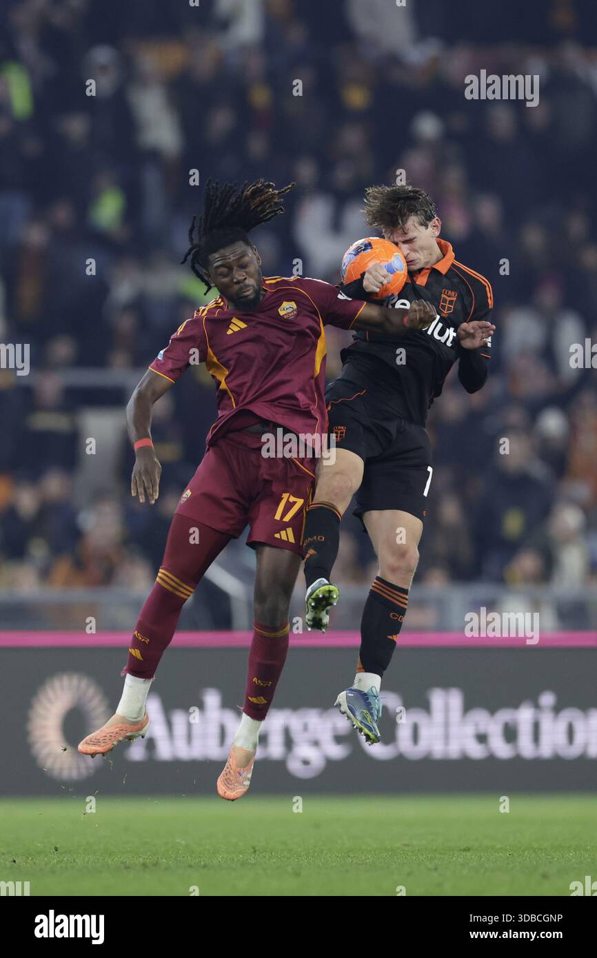 Roma's French midfielder Manu Kone challenges for the ball with Como's ...