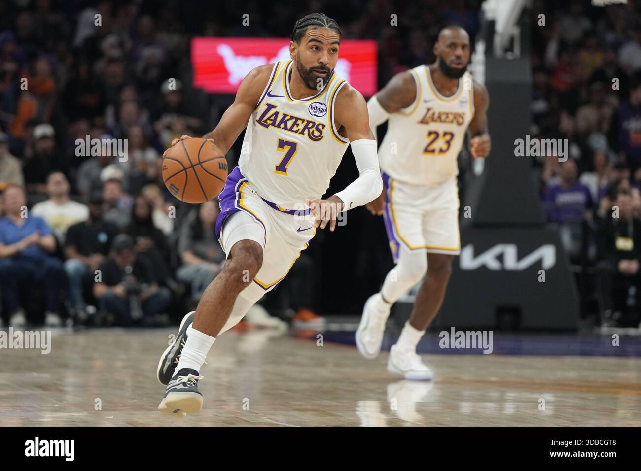 Los Angeles Lakers guard Gabe Vincent (7) against the Phoenix Suns ...
