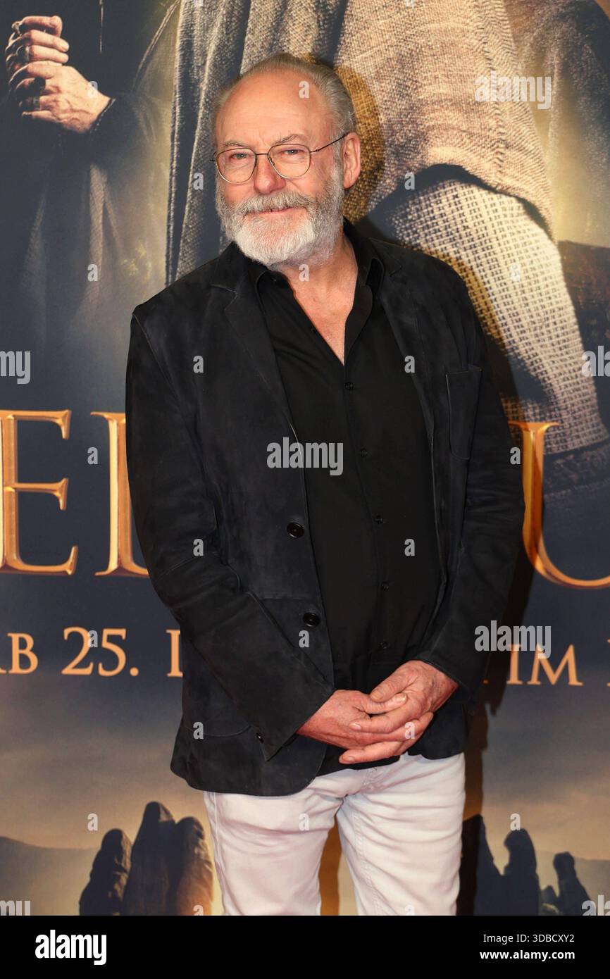 Liam Cunningham bei der Kinopremiere von Der Medicus 2 am 15.12.2025 in ...