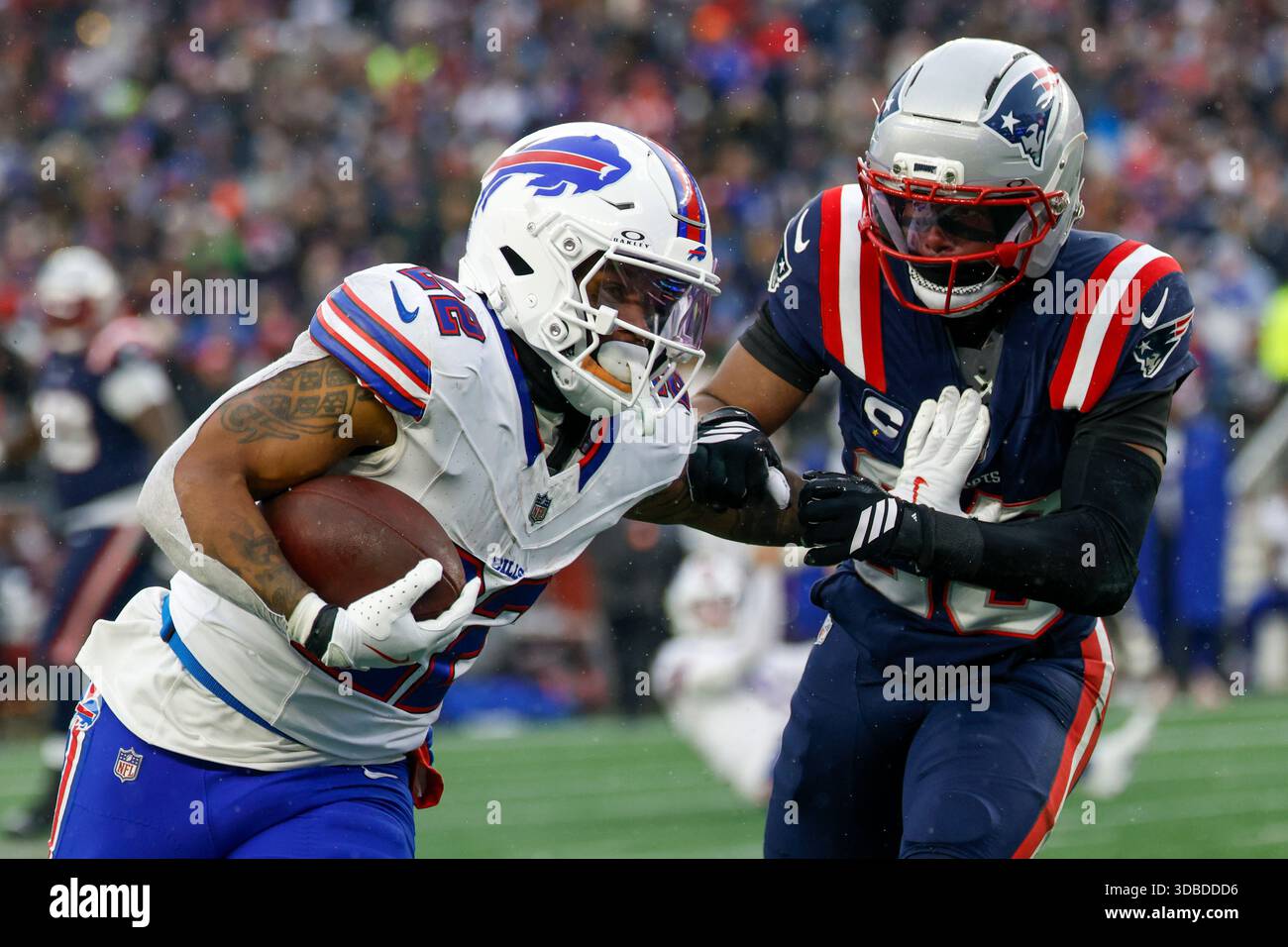 Buffalo Bills running back Ray Davis (22) evades a tackle by New ...