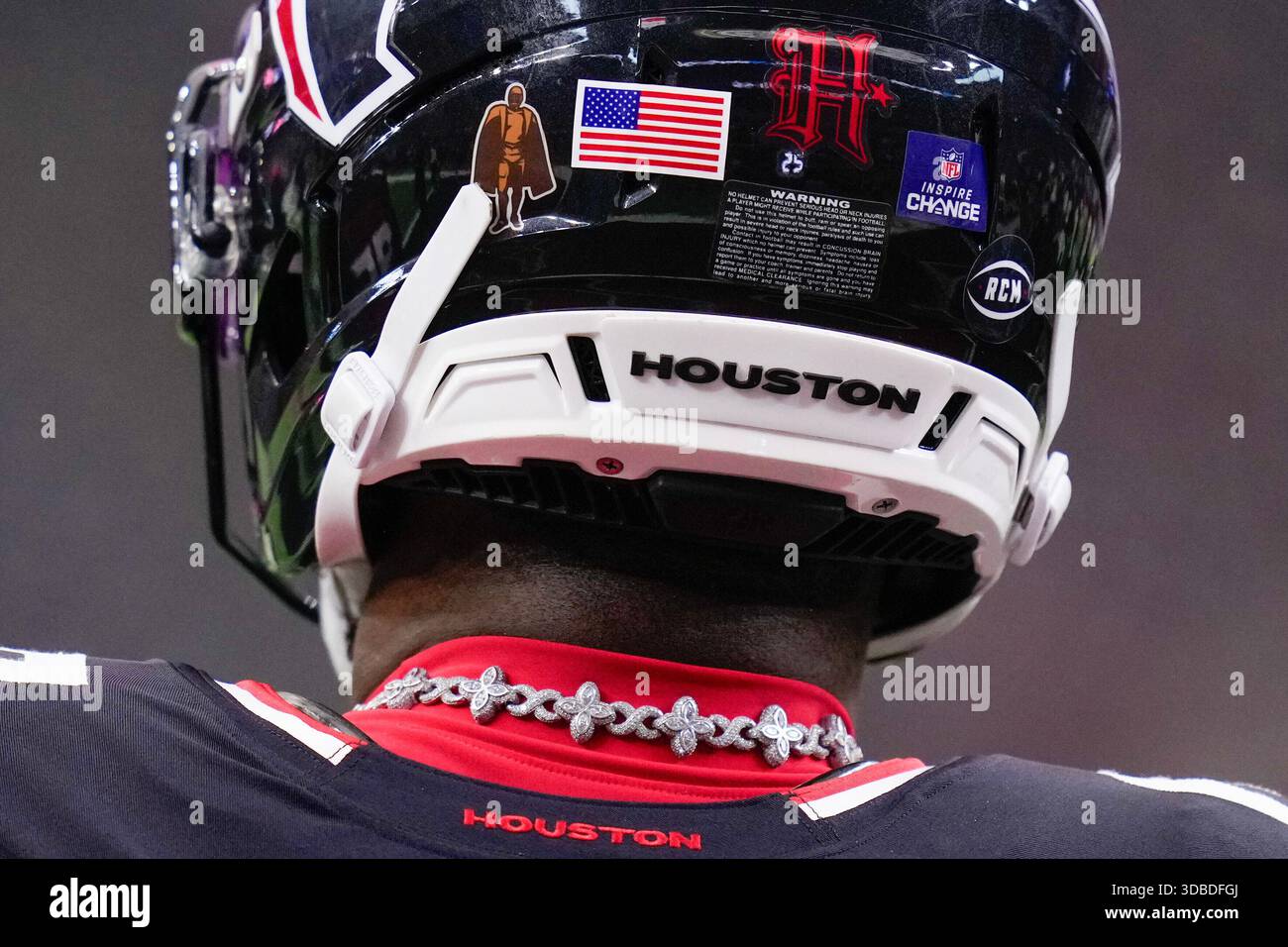 Houston Texans linebacker Azeez al-Shaair (0) wears a decal of the ...