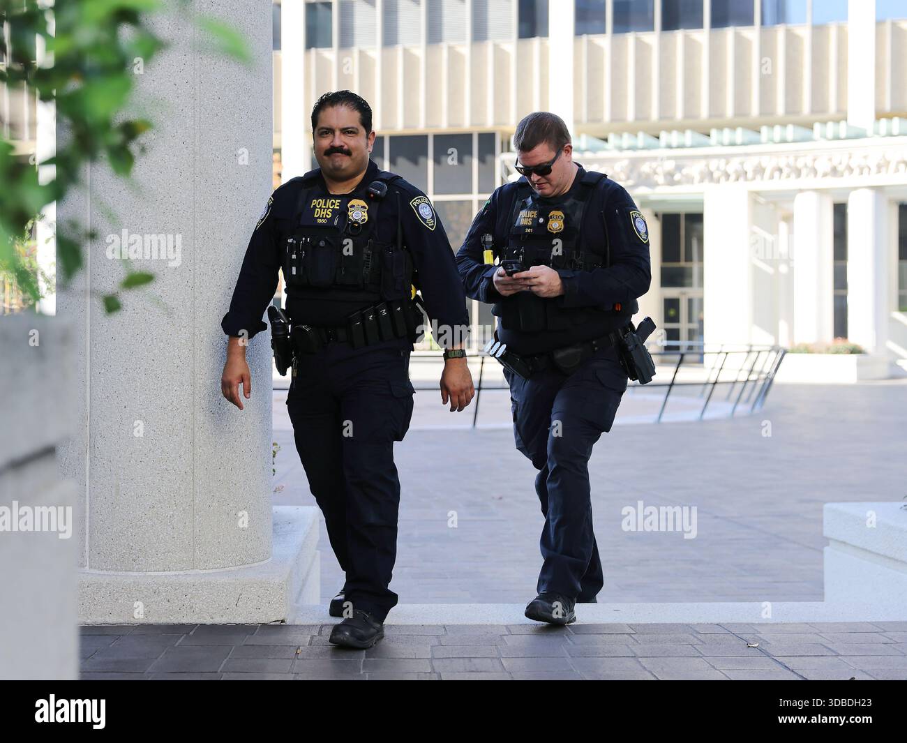 (251216) -- LOS ANGELES, Dec. 16, 2025 (Xinhua) -- Police officers of ...