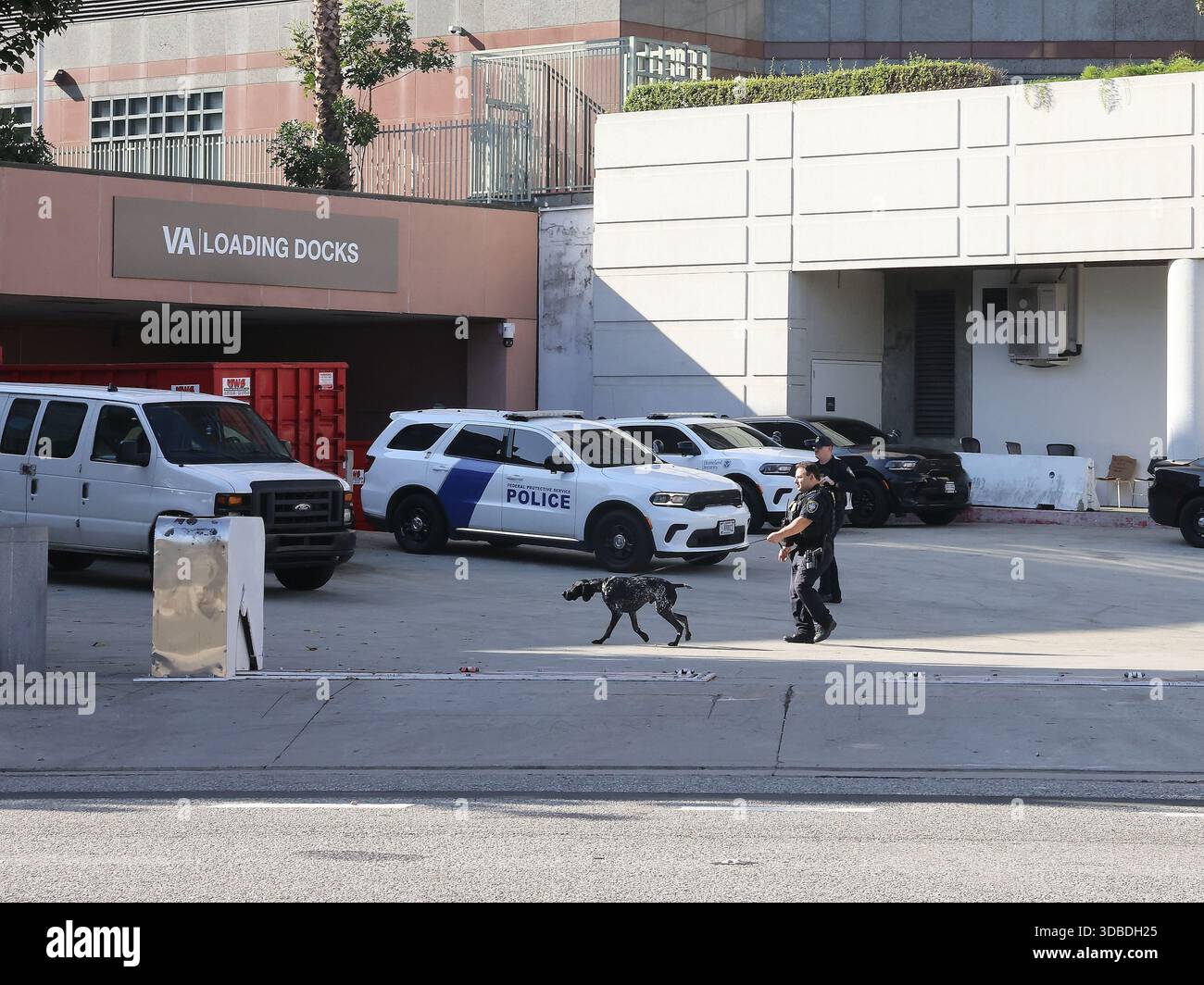 (251216) -- LOS ANGELES, Dec. 16, 2025 (Xinhua) -- Police officers of ...