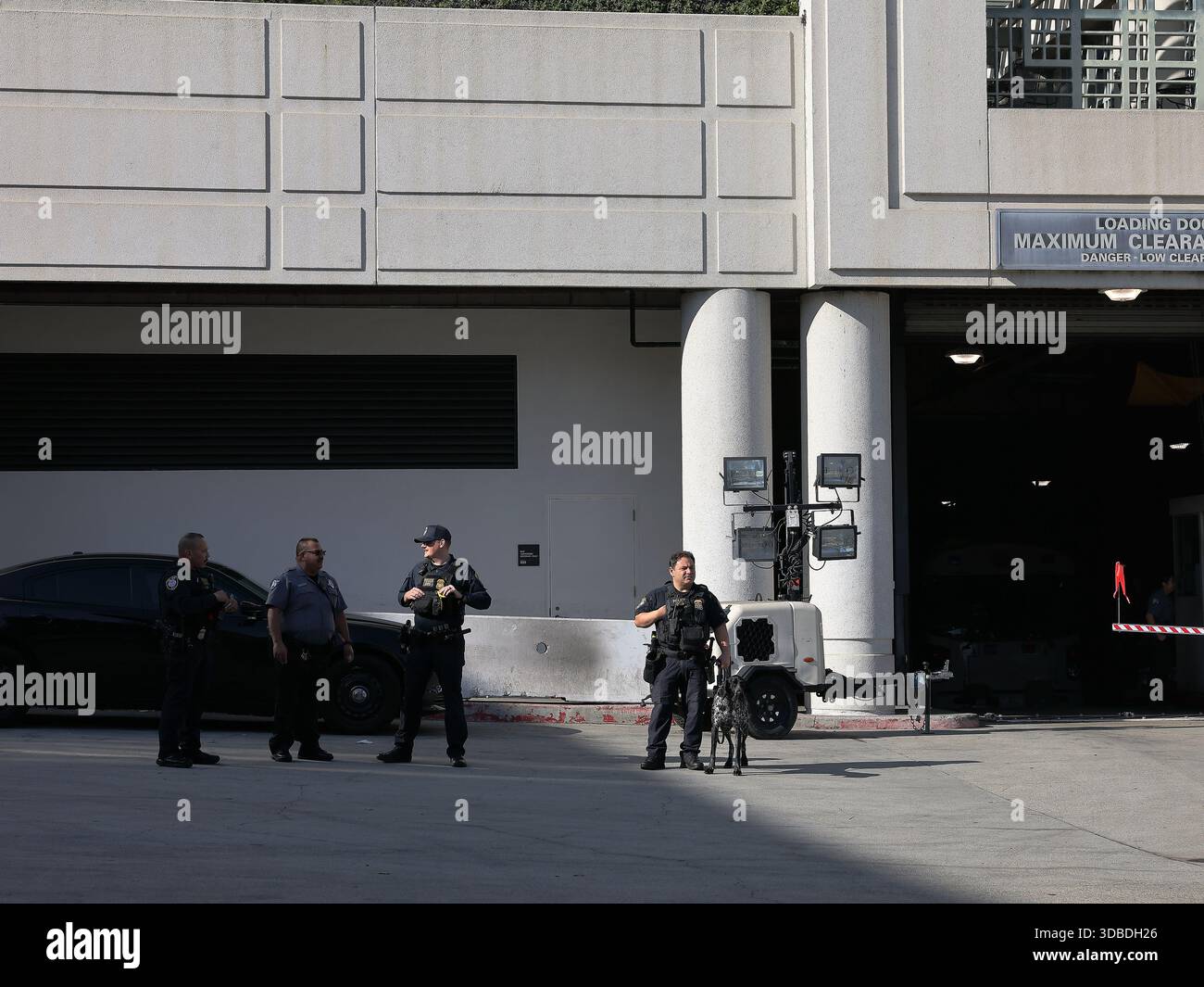 (251216) -- LOS ANGELES, Dec. 16, 2025 (Xinhua) -- Police officers of ...