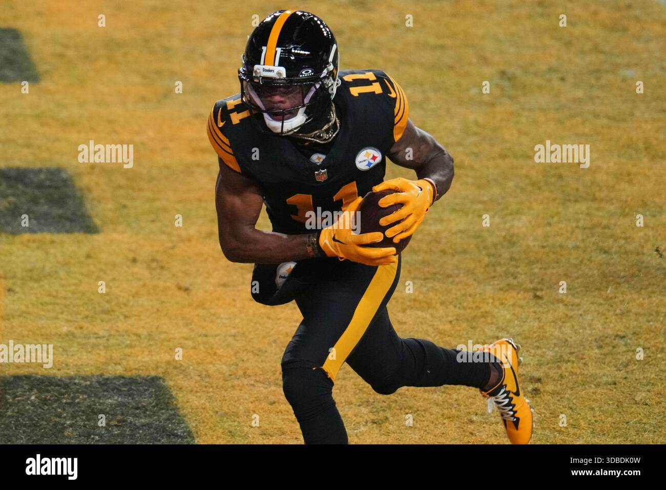 Pittsburgh Steelers wide receiver Marquez Valdes-Scantling (11) catches ...