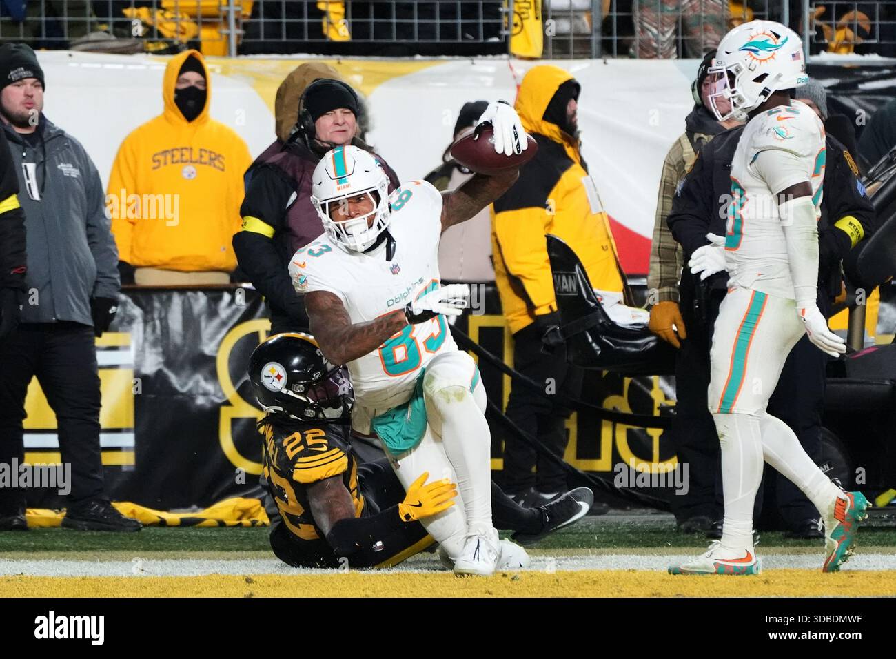 Miami Dolphins tight end Darren Waller (83) catches a touchdown pass as ...