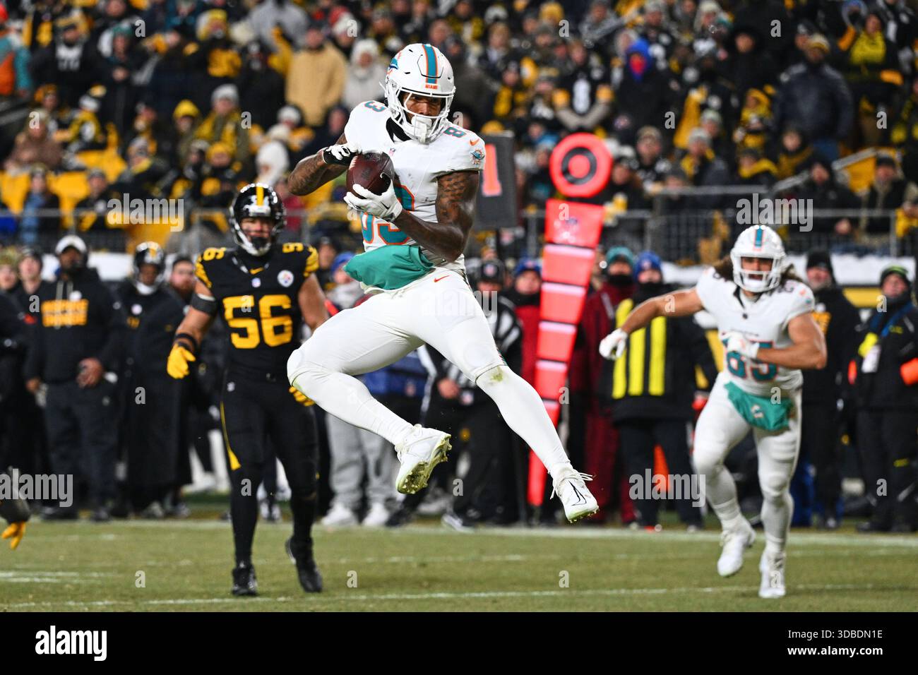 Miami Dolphins tight end Darren Waller (83) catches a pass in the ...