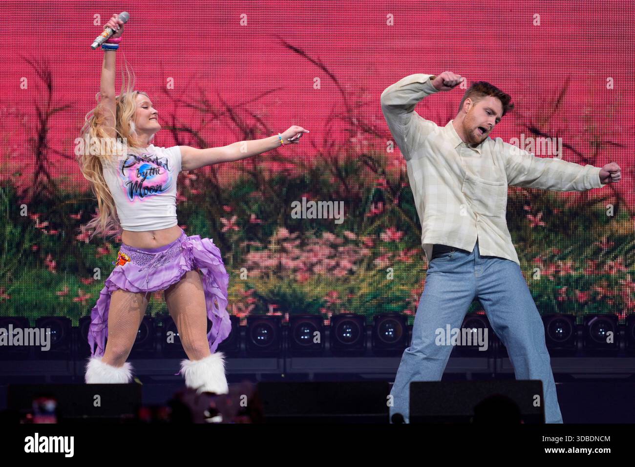Zara Larsson brings Alex Warren onstage to dance to "Lush Life" during ...