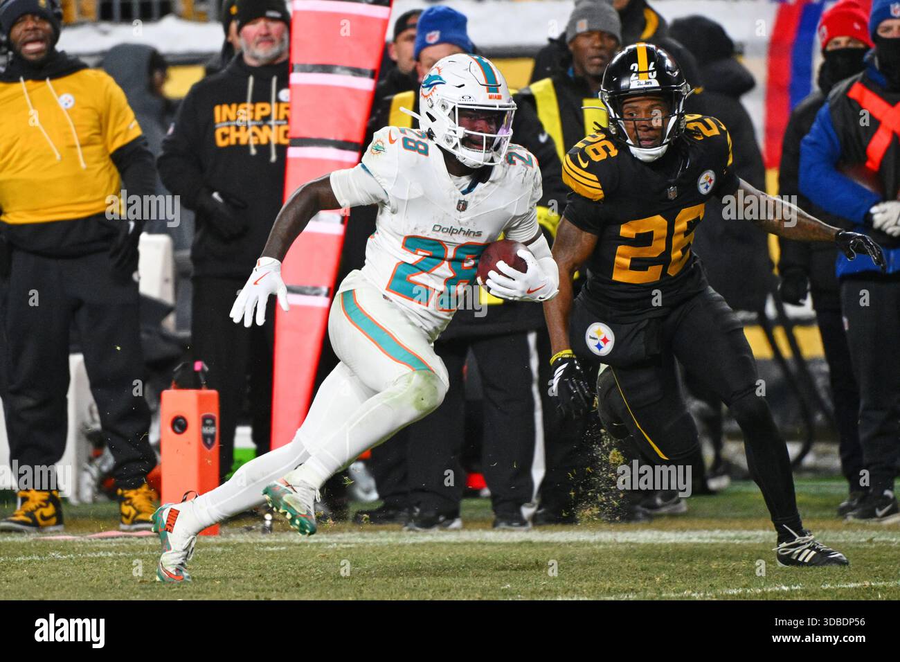 Miami Dolphins running back De'Von Achane (28) carries the ball as ...