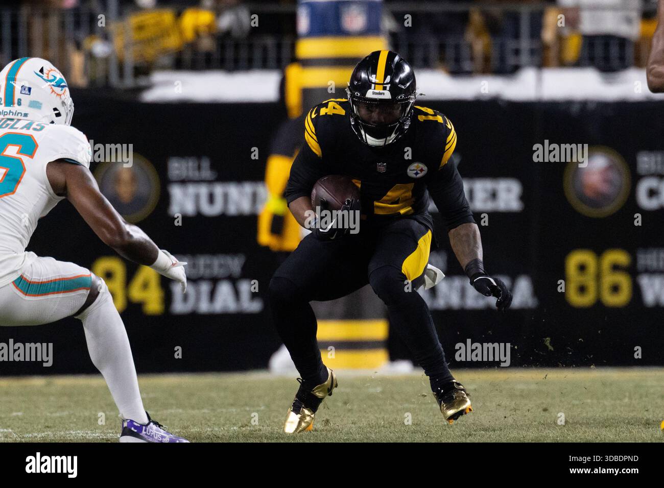 Pittsburgh Steelers running back Kenneth Gainwell (14) runs after a ...
