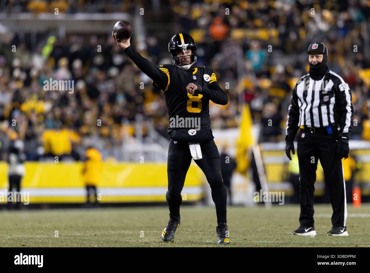 Pittsburgh Steelers quarterback Aaron Rodgers (8) throws a pass during ...