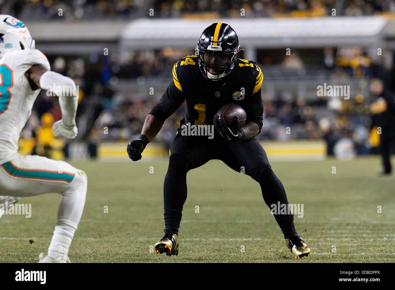 Pittsburgh Steelers running back Kenneth Gainwell (14) runs after a ...