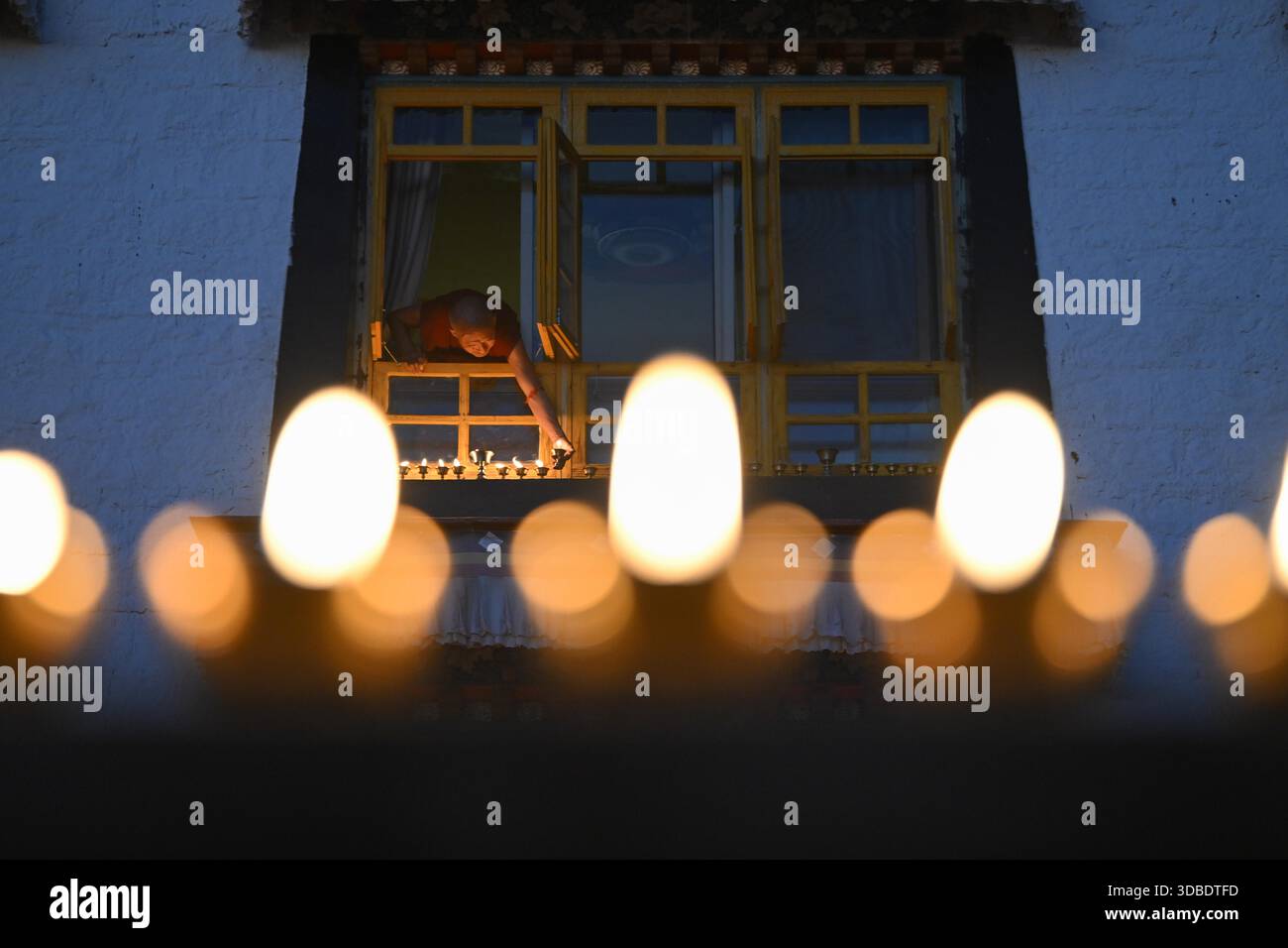 **CHINESE MAINLAND, HONG KONG, MACAU AND TAIWAN OUT** Buddhist monks ...