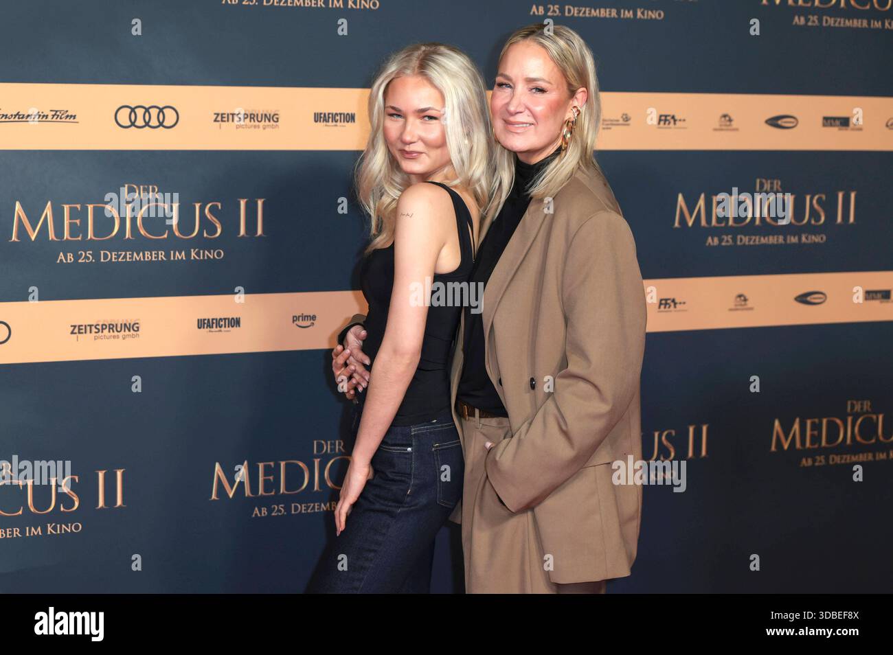 Lili-Mari Budach und Janine Kunze bei der Weltpremiere von Der Medicus ...