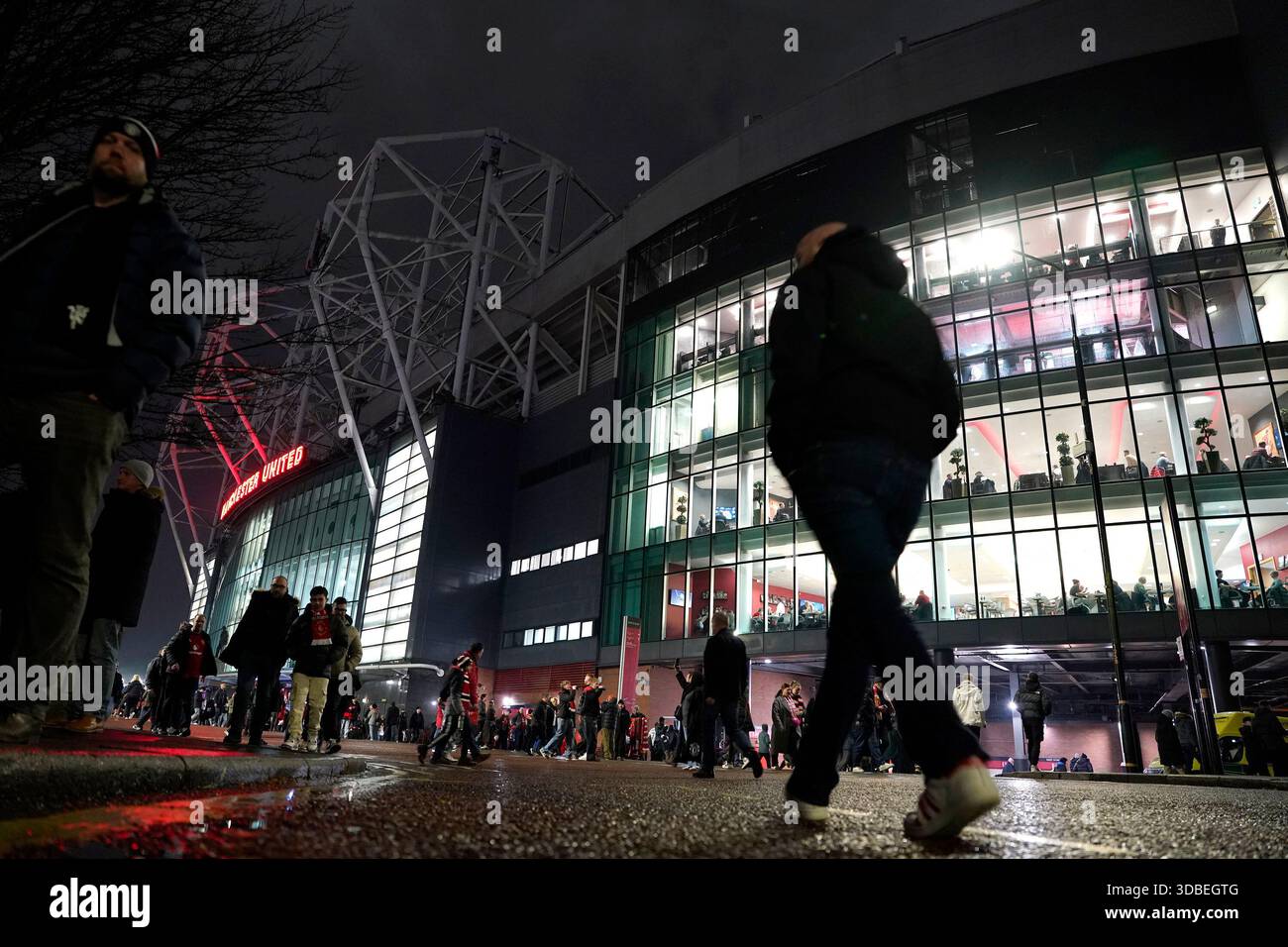 Manchester, England, 15th December 2025. Fans arrive prior to the ...