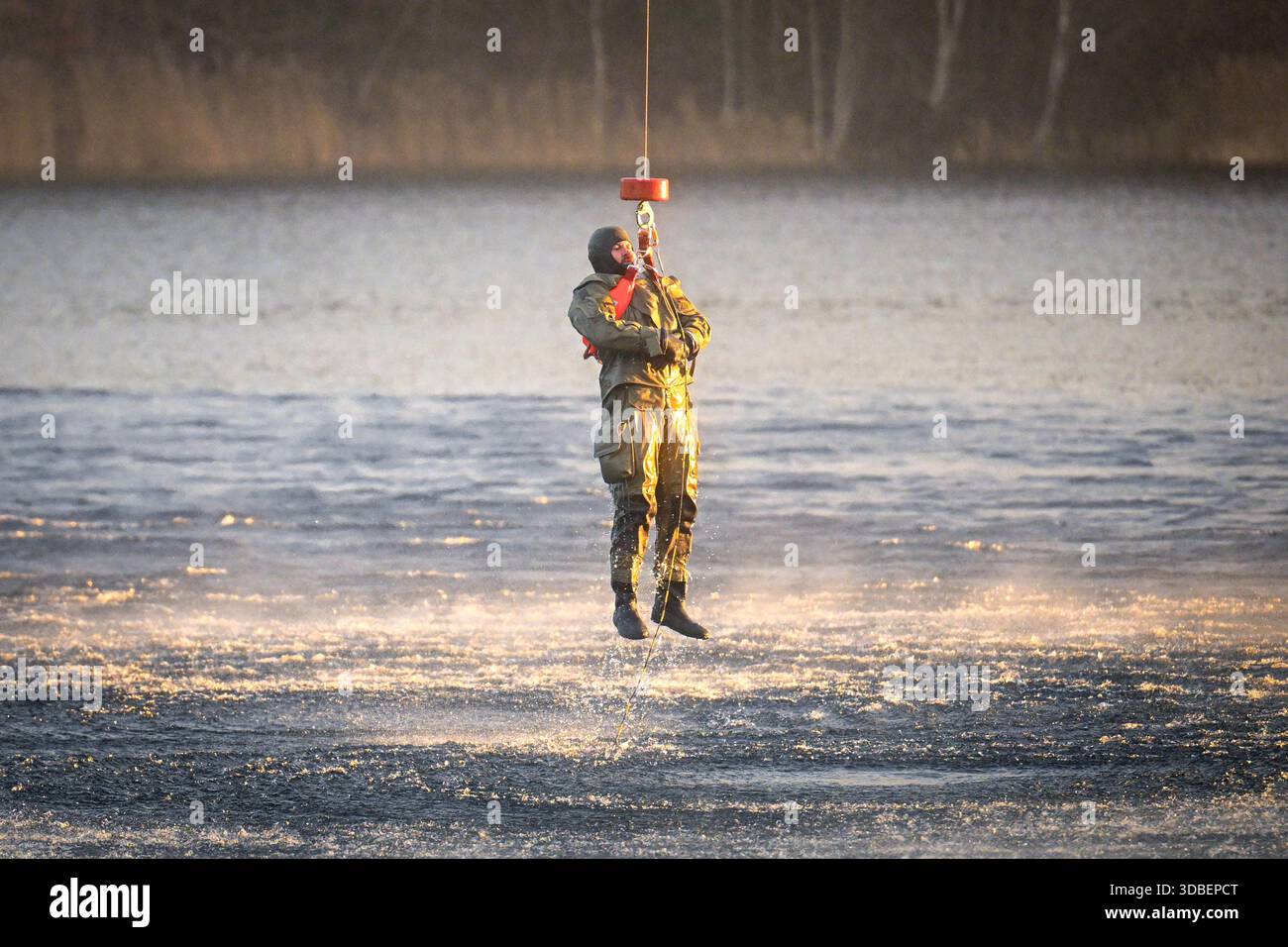 Hemmoor, Germany. 16th Dec, 2025. Navy divers practise rescuing people ...