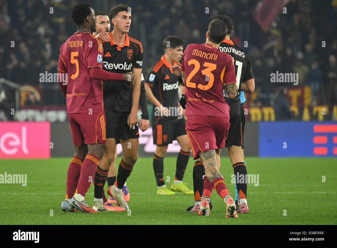 Jacobo Ramon of Como,Gianluca Mancini of AS Roma during the serie A ...