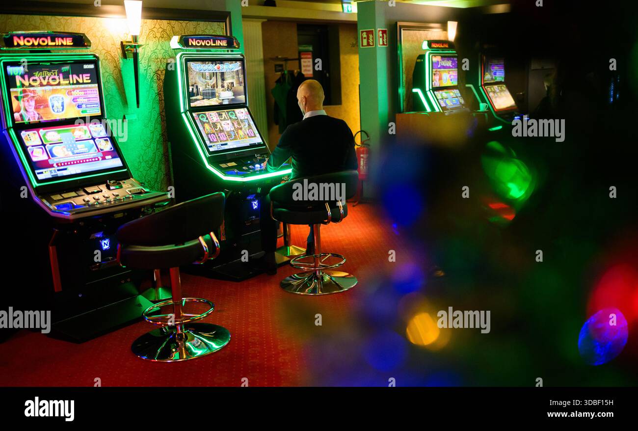 ILLUSTRATION - 02 December 2025, Lower Saxony, Hanover: A man plays at ...