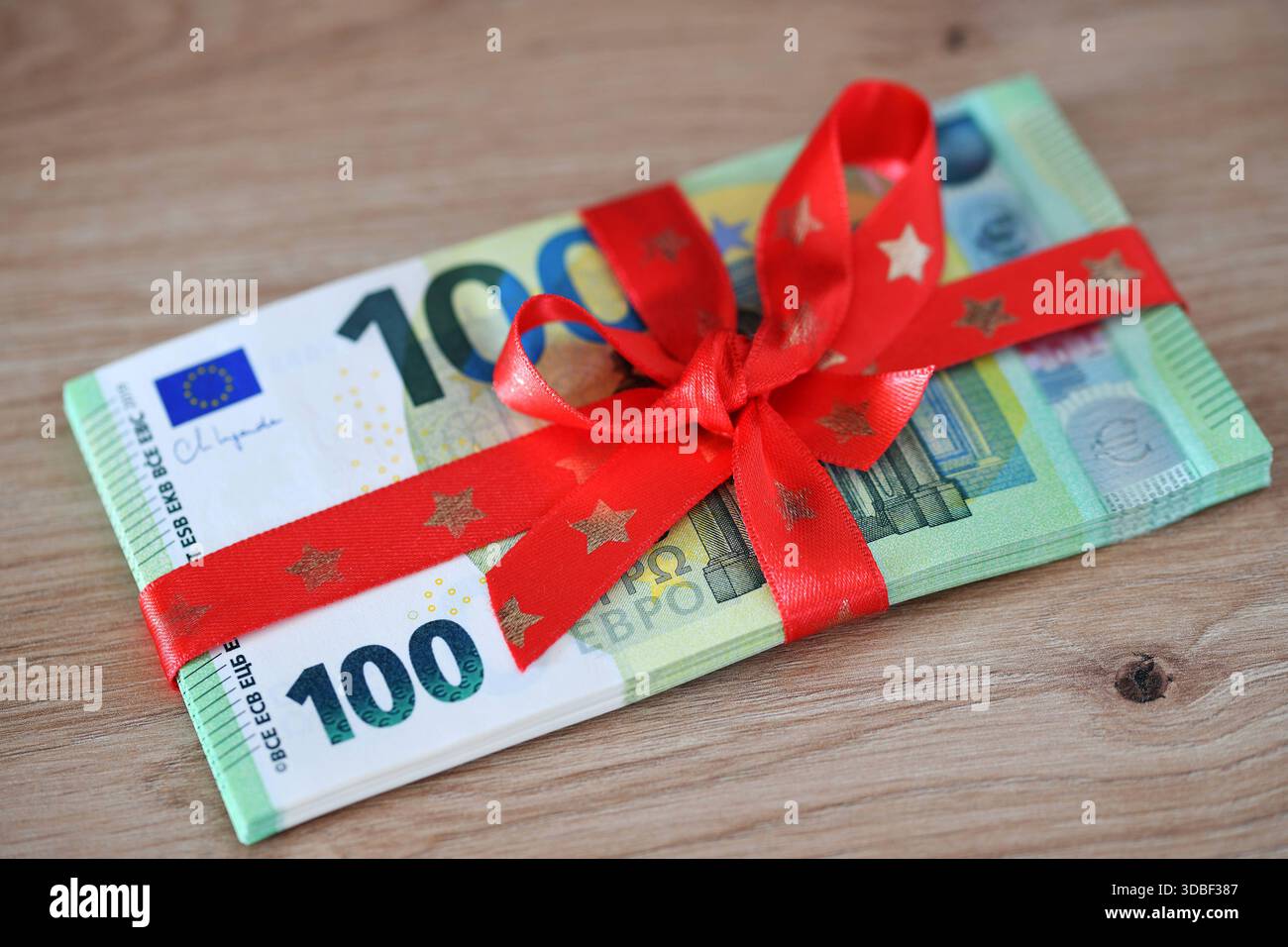 Geldgeschenk mit 100 Euro Scheinen, Symbolfoto. *** Gift of money with ...