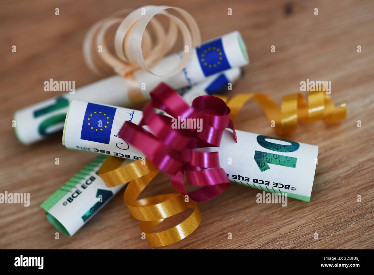 Geldgeschenk mit 100 Euro Scheinen, Symbolfoto. *** Gift of money with ...