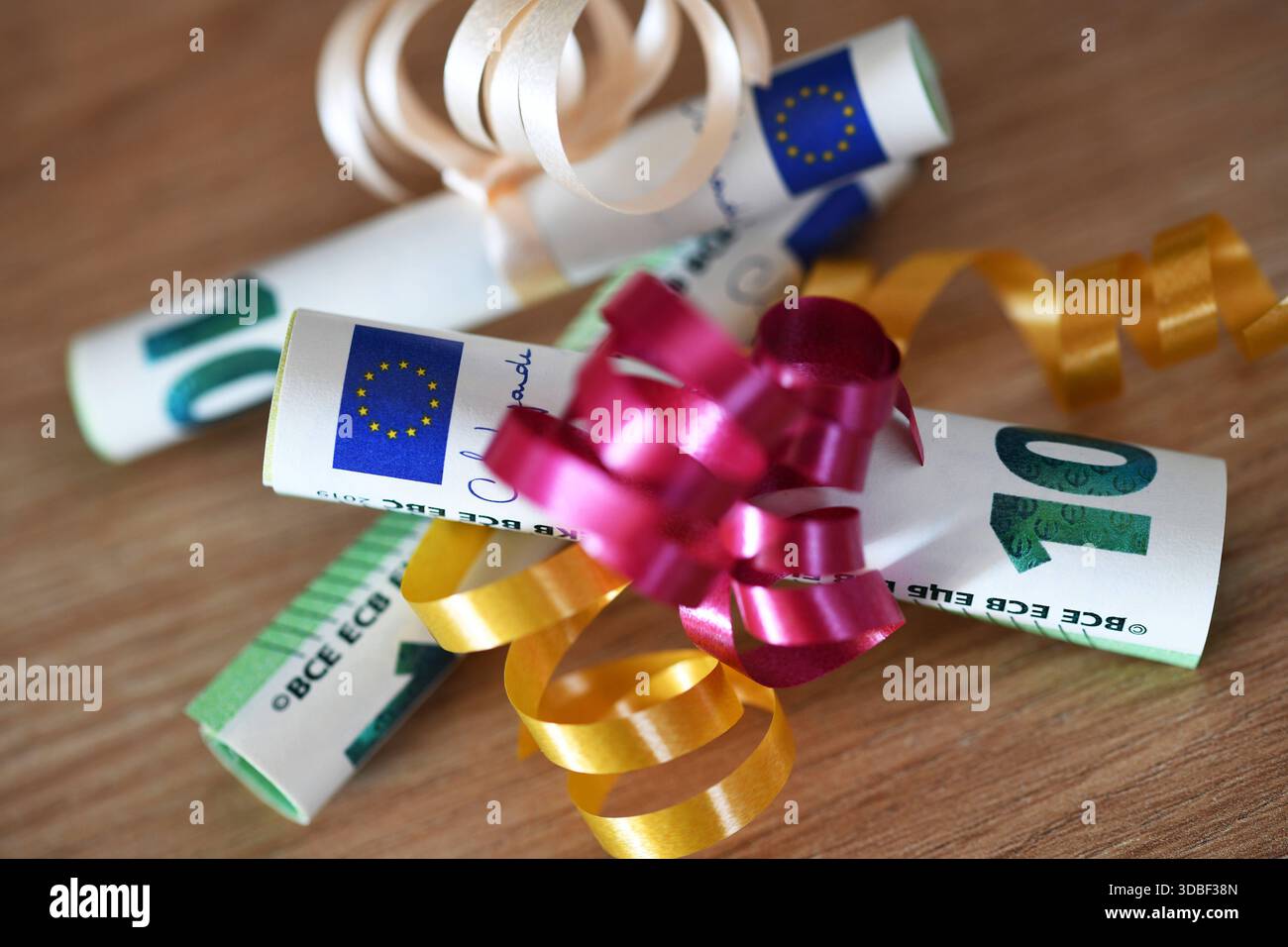 Geldgeschenk mit 100 Euro Scheinen, Symbolfoto. *** Gift of money with ...