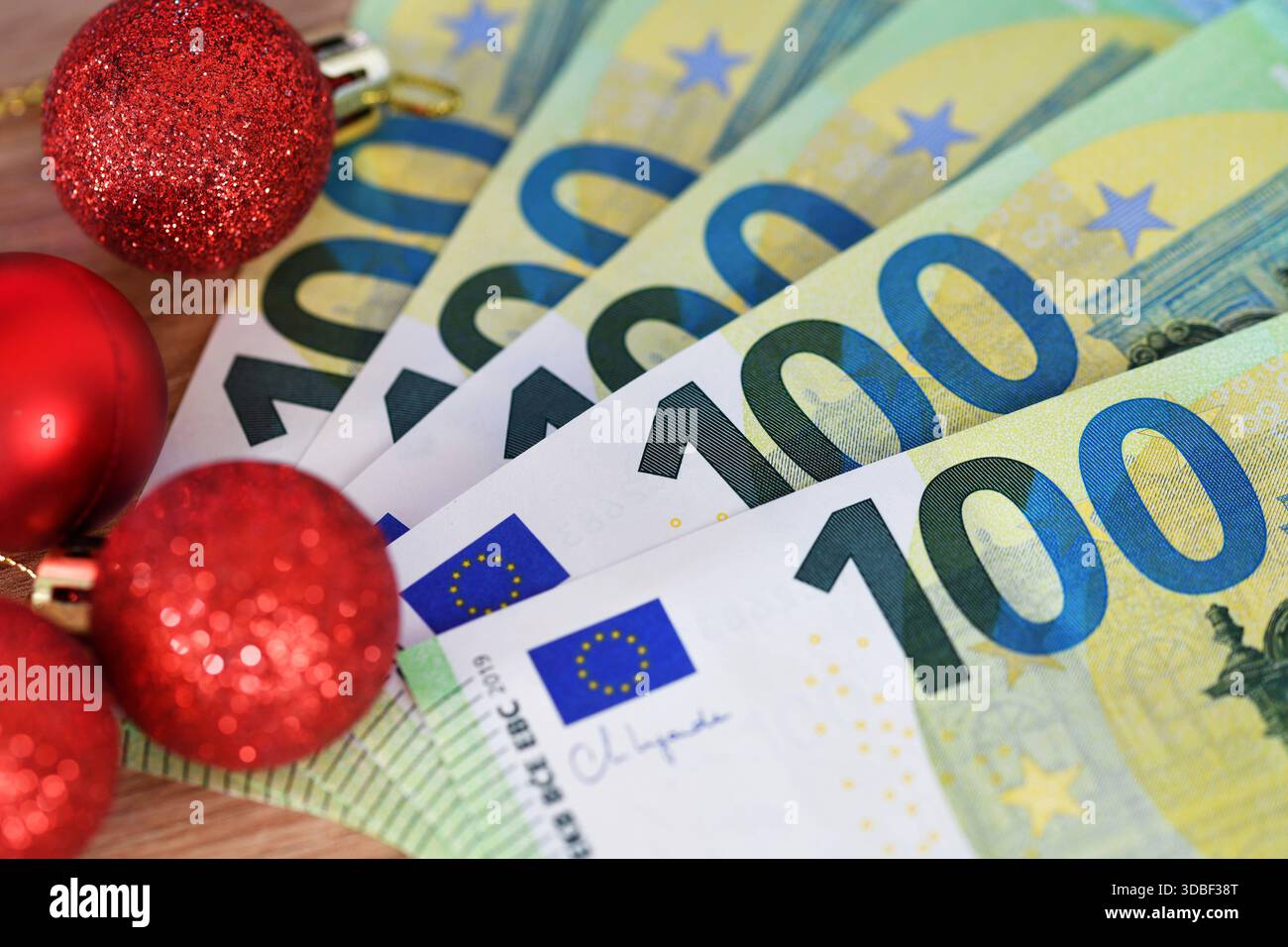 Geldgeschenk mit 100 Euro Scheinen, Symbolfoto. *** Gift of money with ...