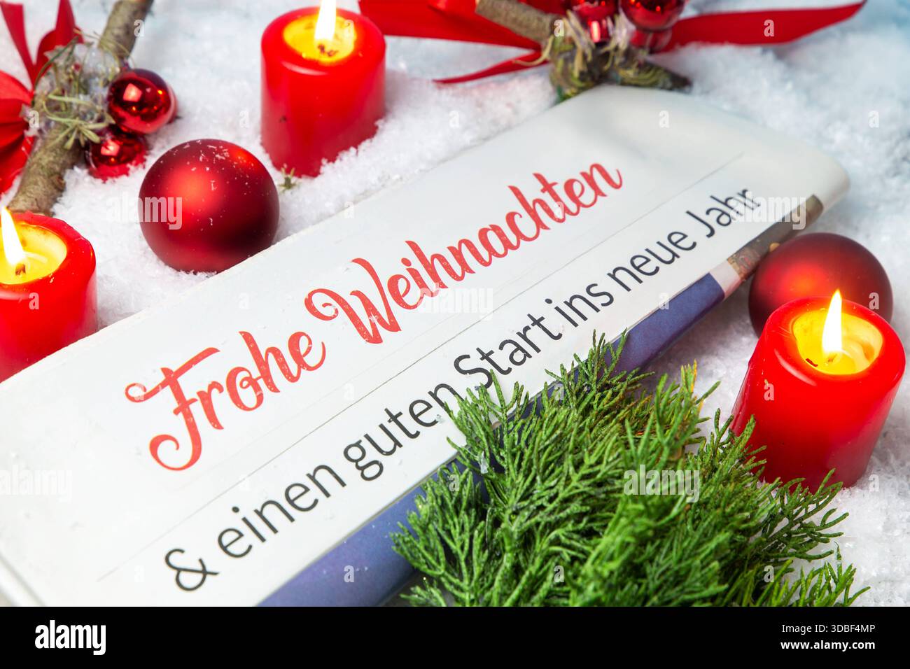 Weihnachtsgrüße: Symbolische Zeitung mit der Headline FROHE WEIHNACHTEN ...
