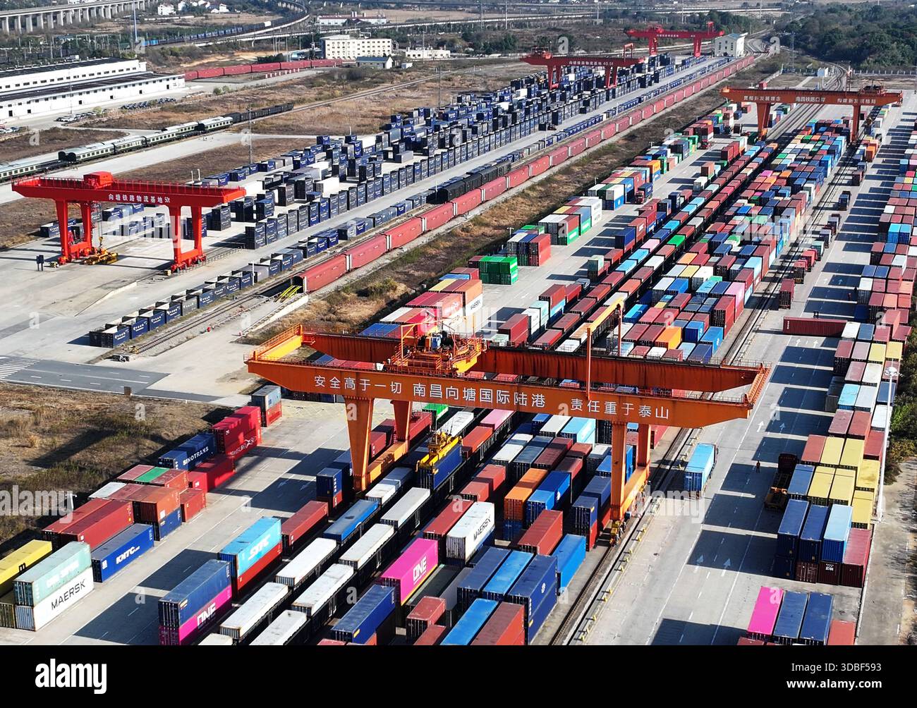 NANCHANG, CHINA - DECEMBER 15, 2025 - Gantry cranes are hoisting ...