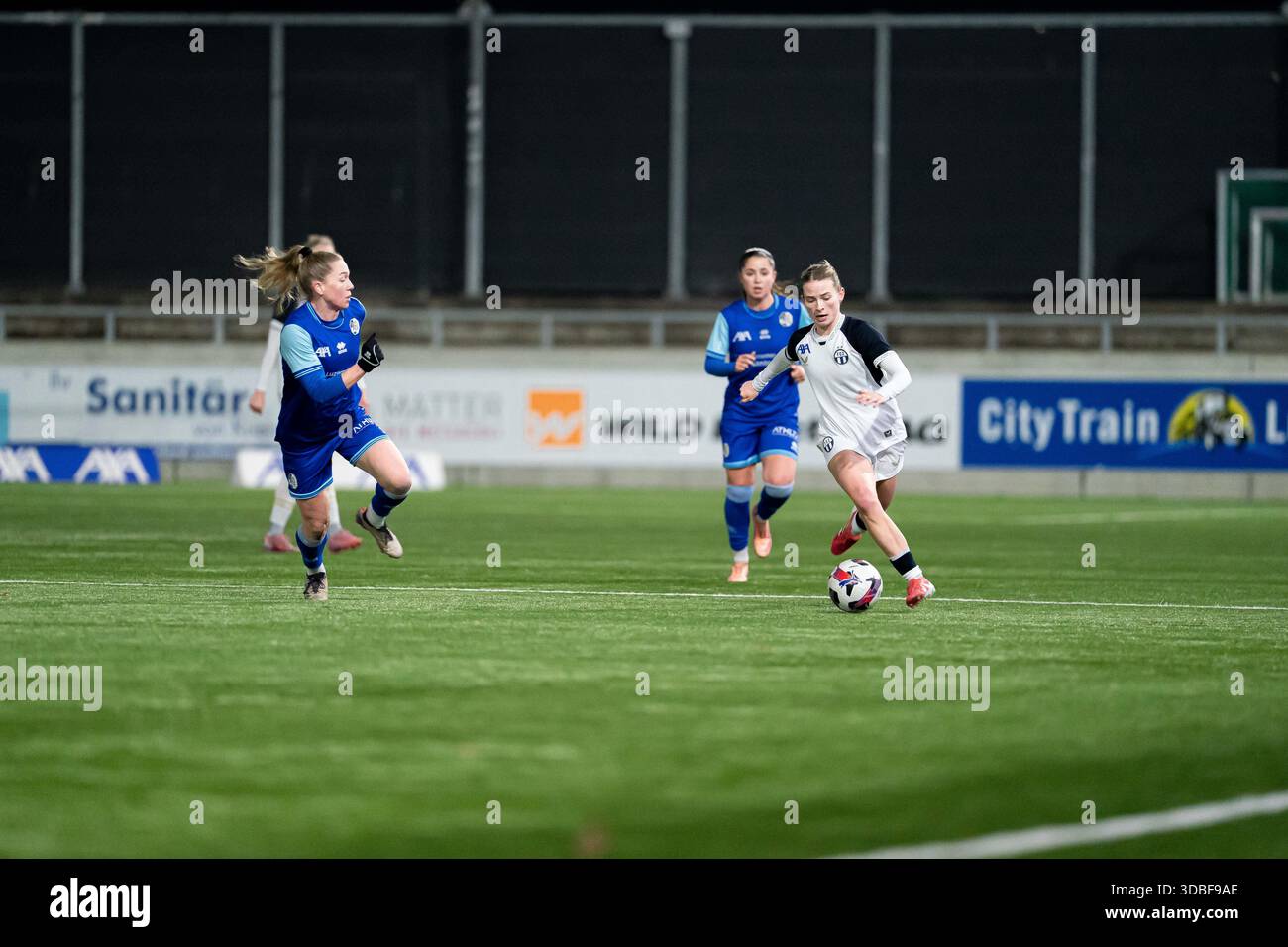 Kim Dubs (24 FC Zurich), right, in action during the Swiss Cup Women ...